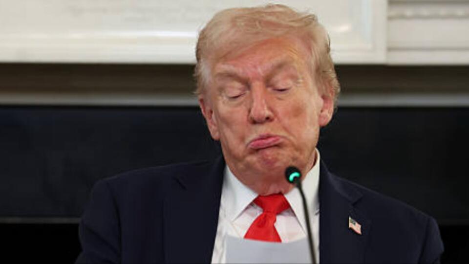 ‘Right Hand Doesn’t Work Anymore’: Trump’s Bizarre Clap Caught on ...