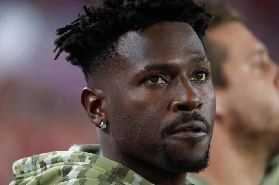 Lavonte David Reveals Warning Signs Leading to Antonio Brown’s Infamous ...