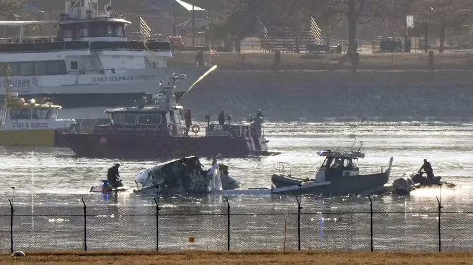 Recovery crews searching for crash victims face challenges in 35-degree ...