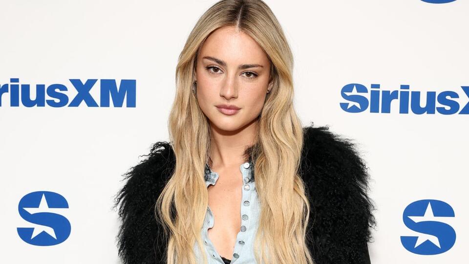 Grace Van Patten’s Calvin Klein Underwear Gets Cozy Revamp With Sweater ...