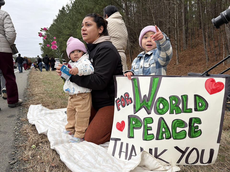 Thousands show their respect for Buddhist monks on a Walk for Peace ...
