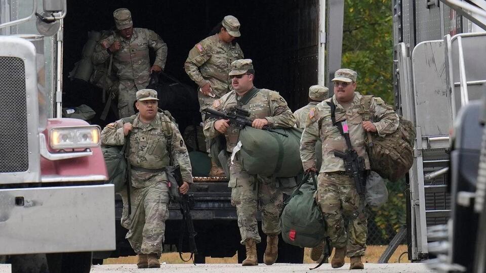 Texas National Guard troops arrive in Chicago to help protect federal ...