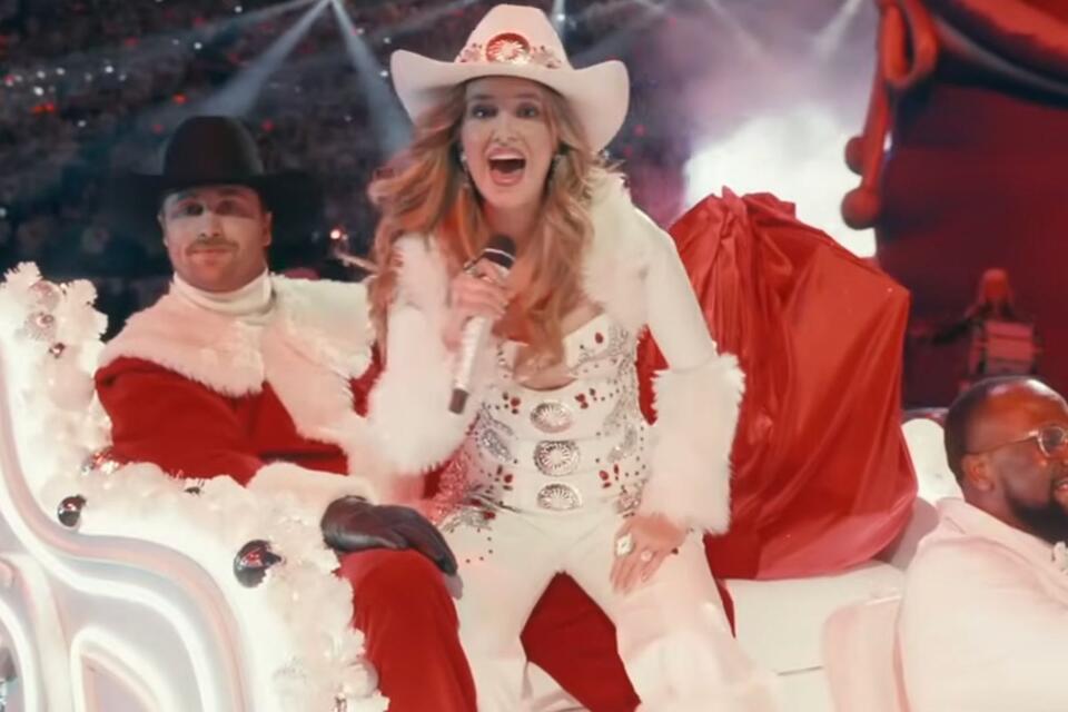 Lainey Wilson (and Duck!) Sleigh-Ride Into Snoop Dogg’s NFL Christmas ...