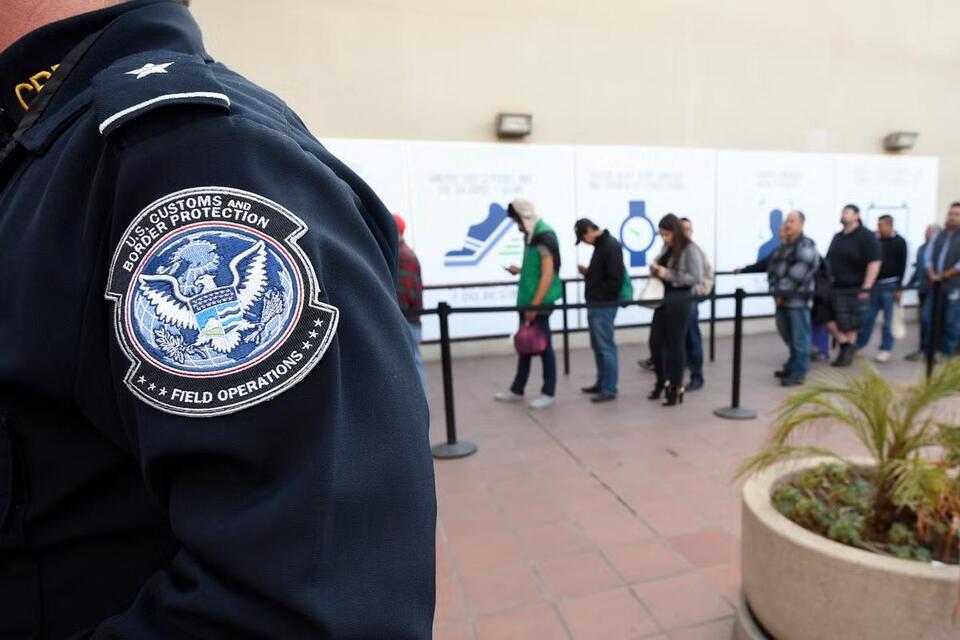2 customs officers plead guilty to allowing drugs to enter the US ...