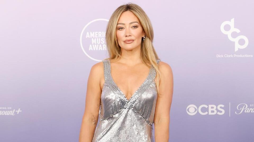 Hilary Duff’s Plunging Metallic Rabanne Dress Nearly Outshines the AMAs ...
