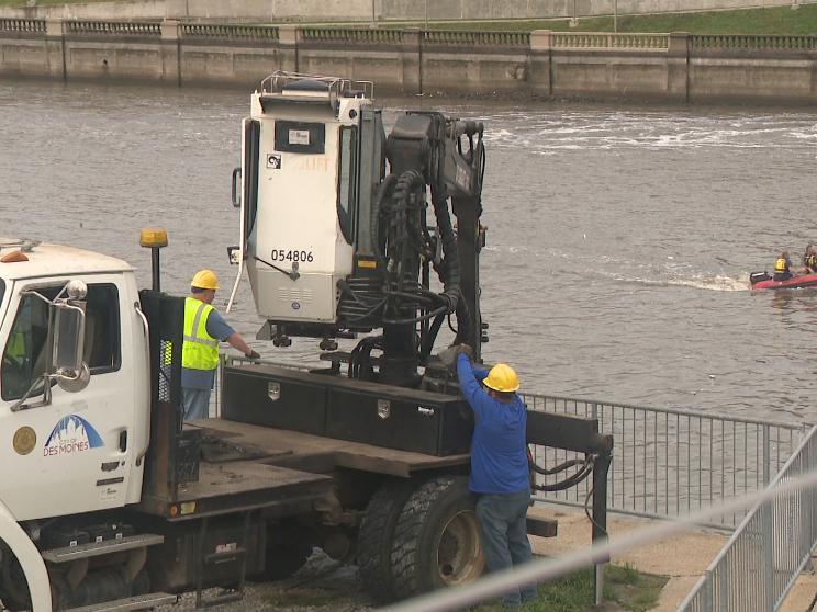 Des Moines River level lowered for flashboard installation