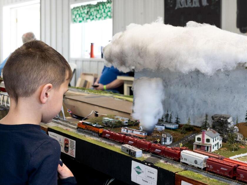 Model train show attracts hundreds to fairgrounds