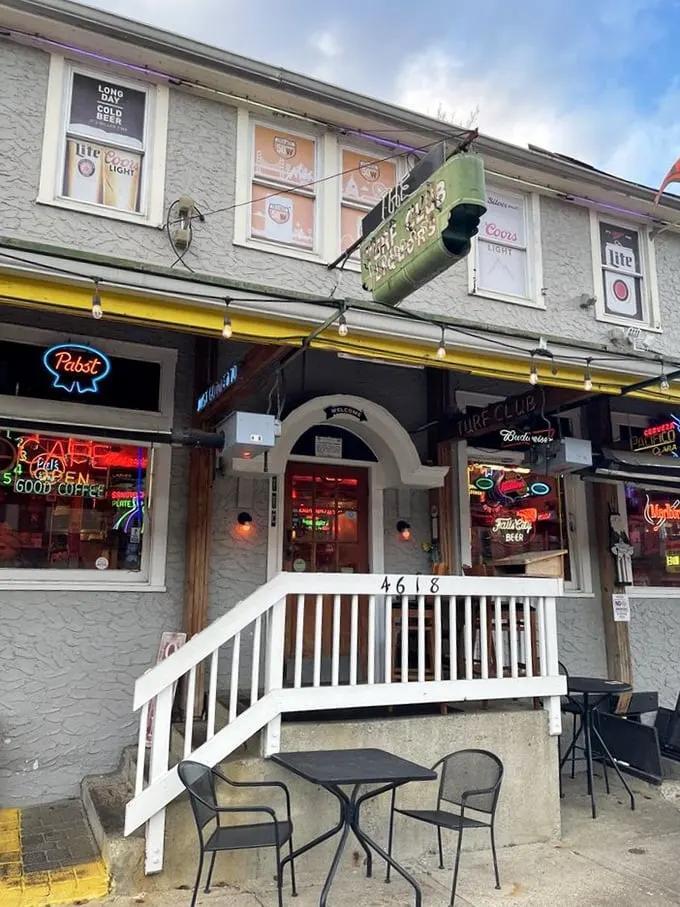 The Fascinatingly Weird Restaurant In Ohio That’s Impossible Not To ...