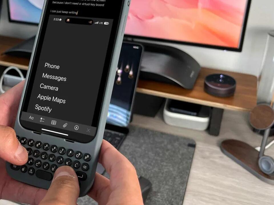 Clicks Keyboard case: Surprisingly great or gimmicky gadget? [Hands on ...