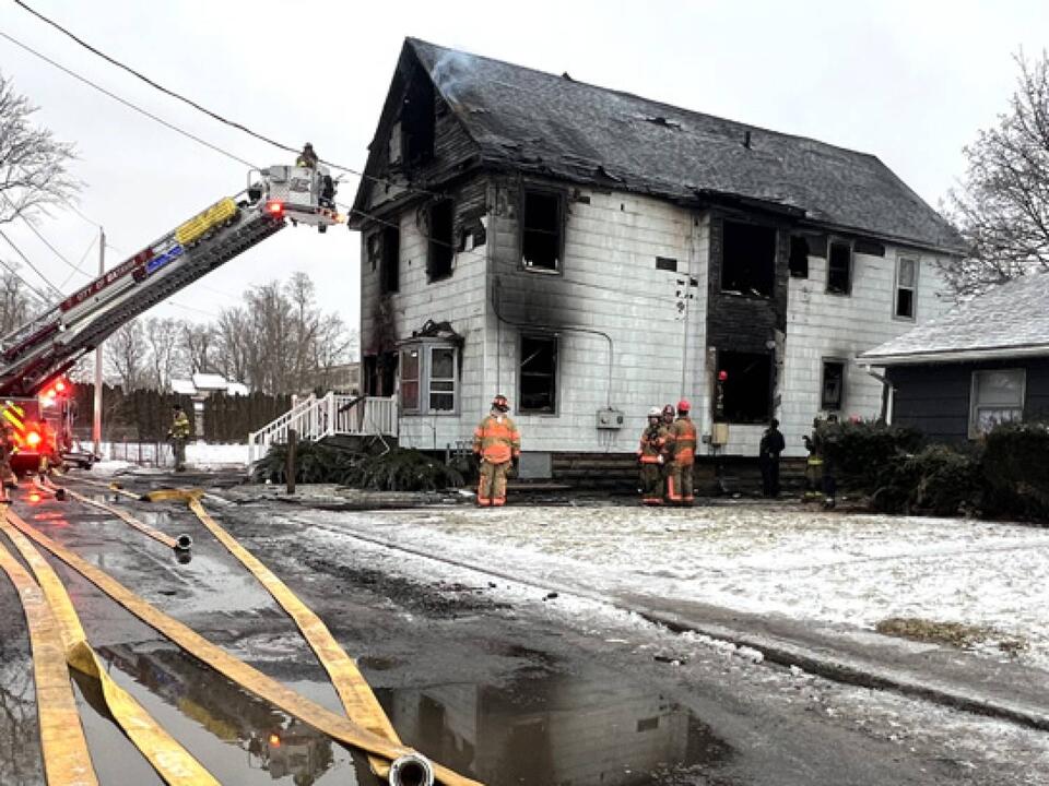 Damaged fire hydrant delays attack on fire on McKinley Street, Batavia