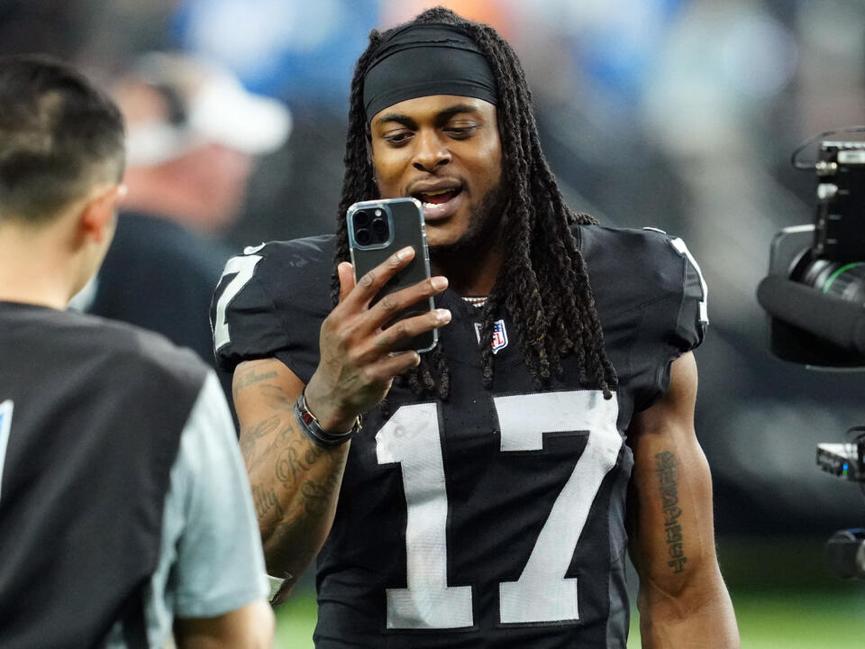 Davante Adams' Reveal of Custom Jets Cleats Had Fans Trolling Incessantly