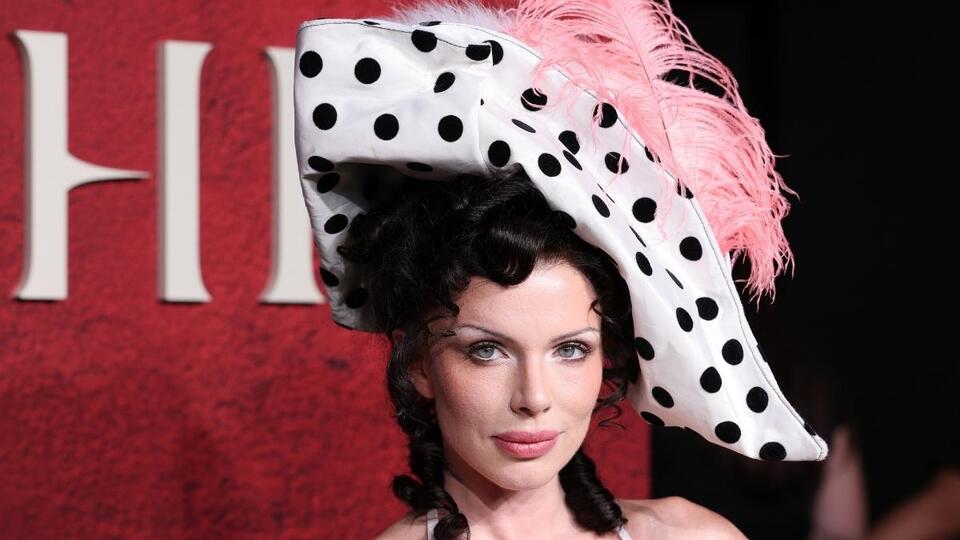 Julia Fox Brings Back ’90s Bombshell Energy in Polka Dot Corset With ...