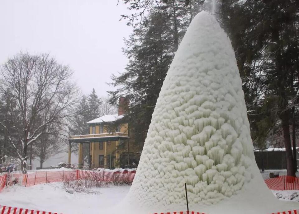 Beautiful Ice Volcano Starting to Take Shape in New York - NewsBreak