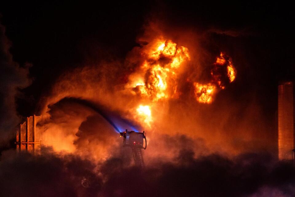 Firefighters extinguish El Segundo Chevron refinery fire after ...