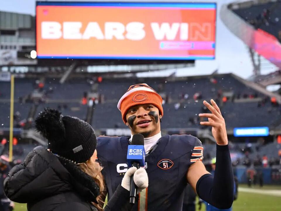 Report: Chicago Bears Keep Justin Fields, Collect 10 Draft Picks Via ...
