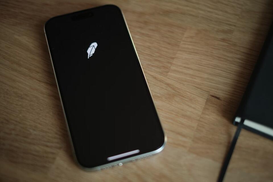 AppLovin, Robinhood Join Ranks of S&P 500 - NewsBreak
