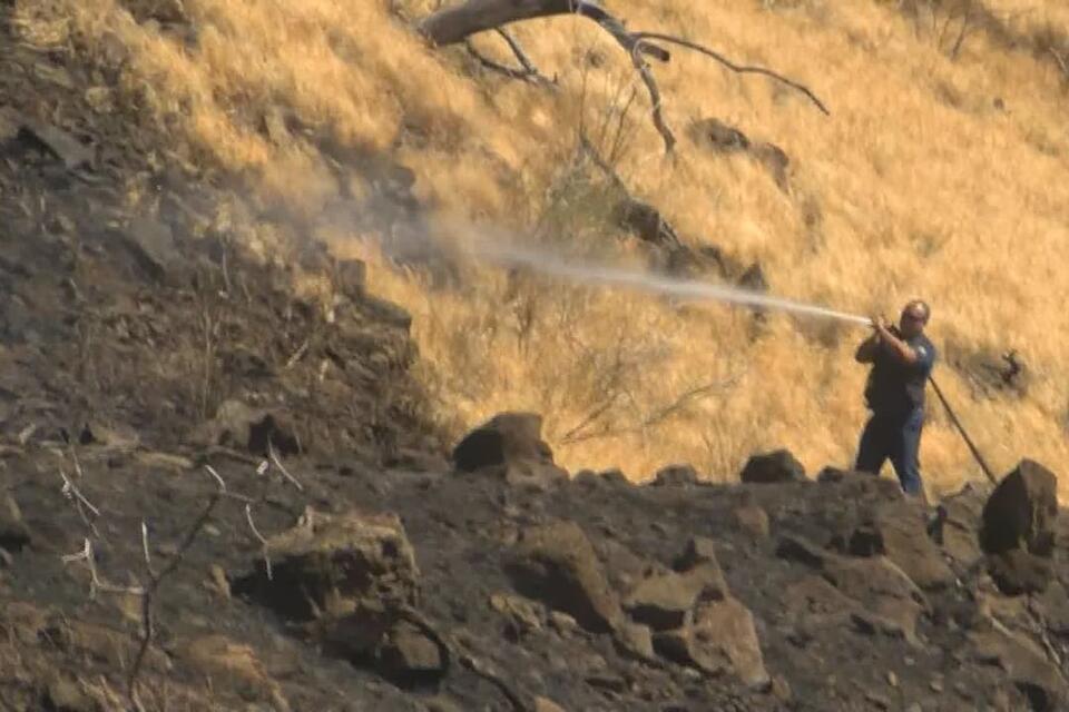Firefighters battle brush fire in Maili - NewsBreak