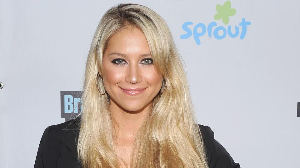 Anna Kournikova back in the spotlight with her son following pregnancy ...