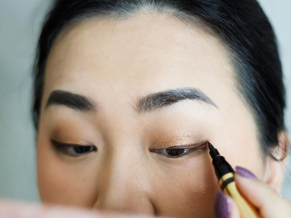 6 Flattering Eye Makeup Hacks To Instantly Lift Your Face Over 40 ...