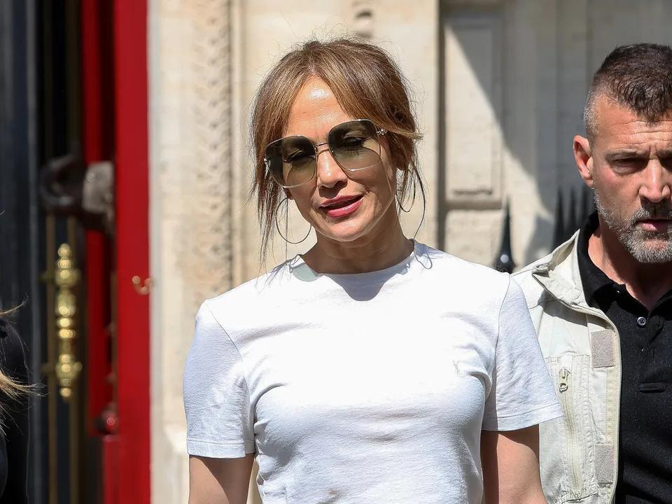 Jennifer Lopez Is Basically Swimming in These Baggy Jeans—And They ...