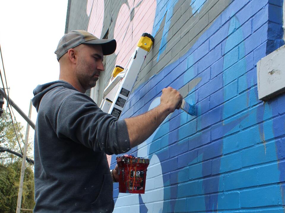 Dowdle paints new downtown Hertford mural