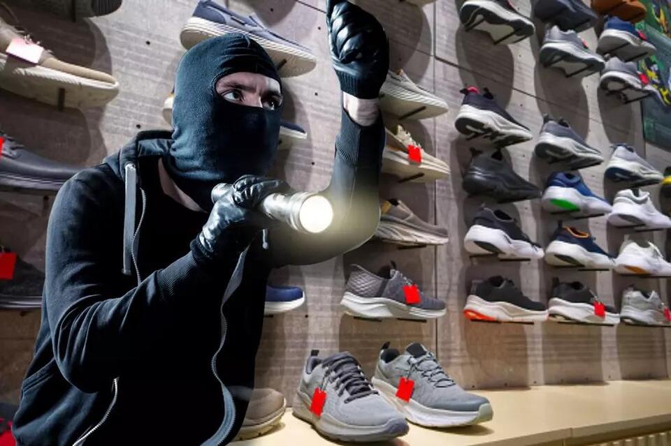 Ohio Shoe Store Heist Leaves Owner Confused: “They Only Took the Right ...