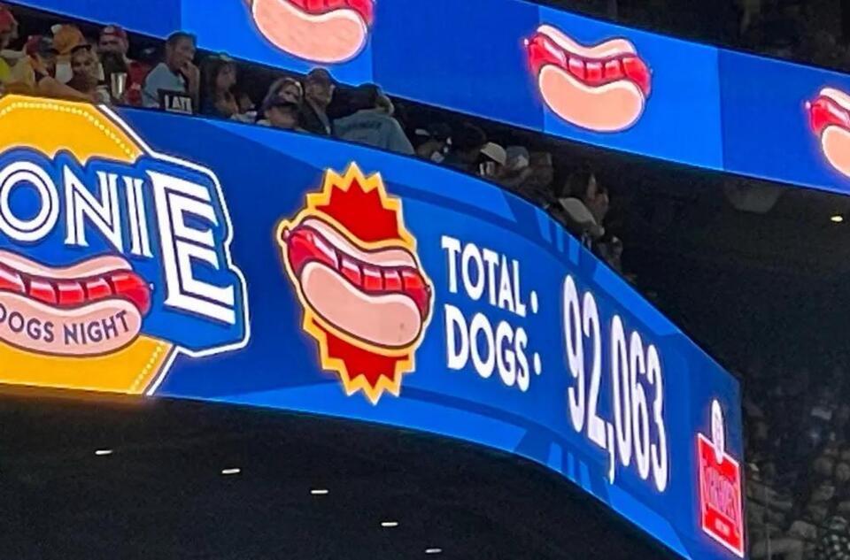 Blue Jays fans set terrifying new hot dog record - NewsBreak
