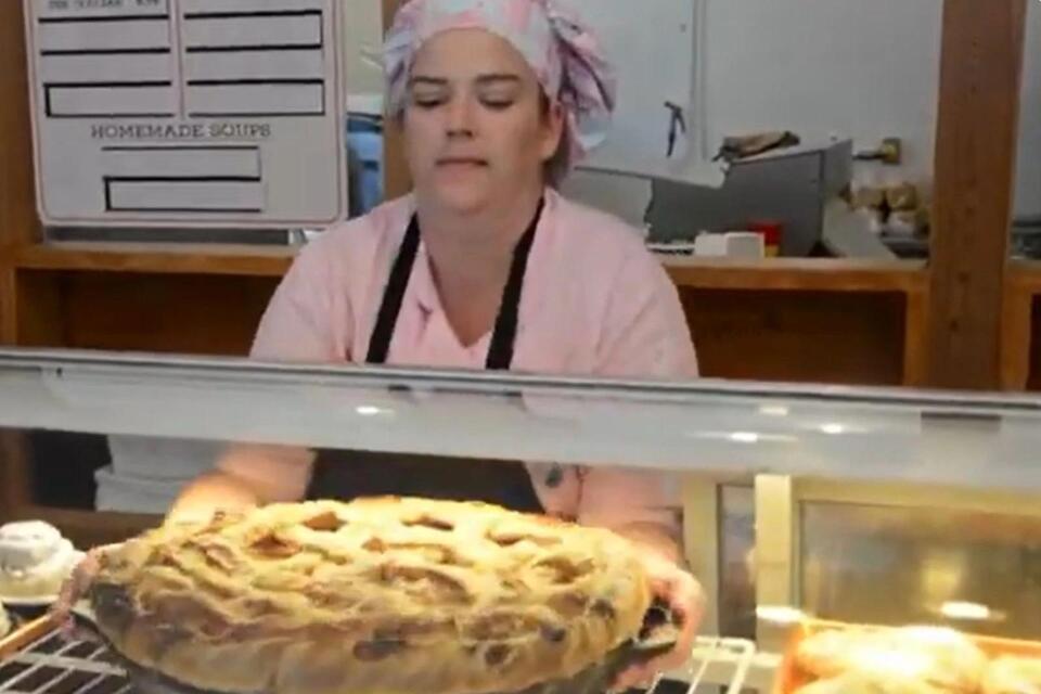 Dollywood Bakery Serves Up Massive 25-Pound Apple Pie - NewsBreak