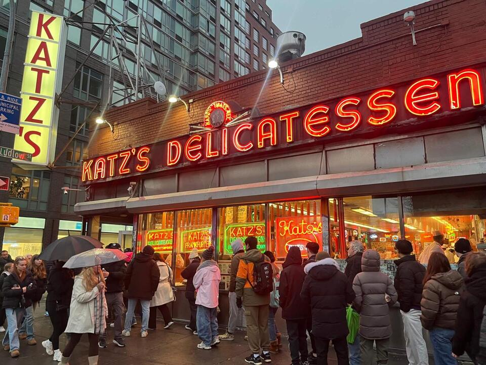 Waiting on line on Christmas is a time-honored New York tradition — was ...