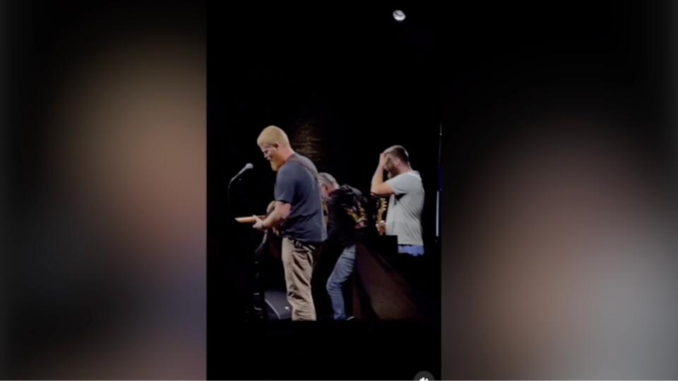 ‘Rich Men North of Richmond’ Singer Oliver Anthony Performs at Joe ...