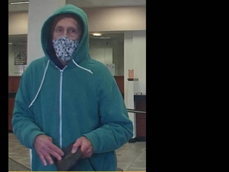 Masked robber hits Chicago bank branch: FBI