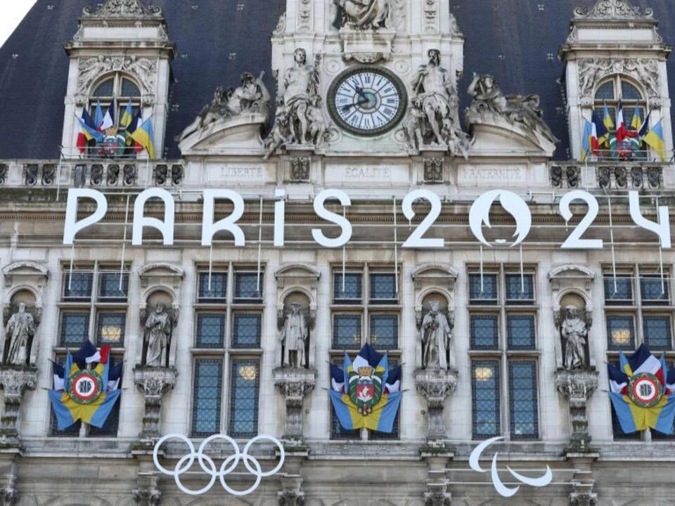 Olympics 2024: Paris mayor enters Seine River to prove water is clean ...