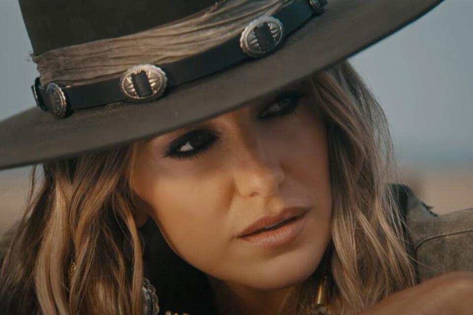 Lainey Wilson Opens A Tab For Patrons At Her Local Coffee Shop To ...