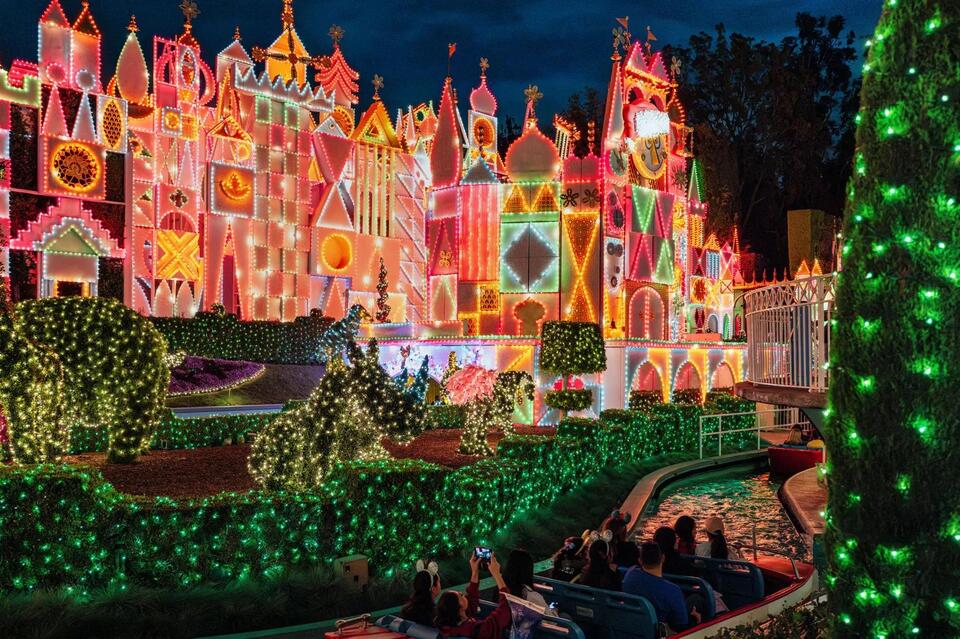 The best things to do, see and eat at Disneyland during the holiday ...