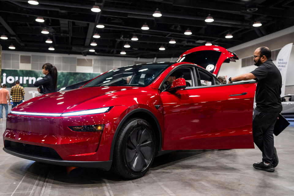 Tesla Tunes Out AM/FM in 2026 Standard Models - NewsBreak