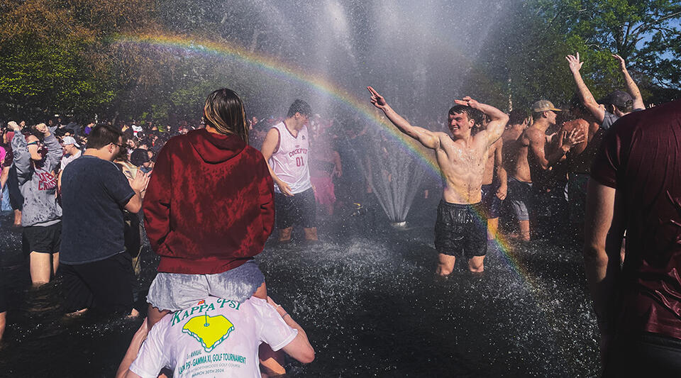 A fountain pool party: USC students celebrate a perfect season! - NewsBreak