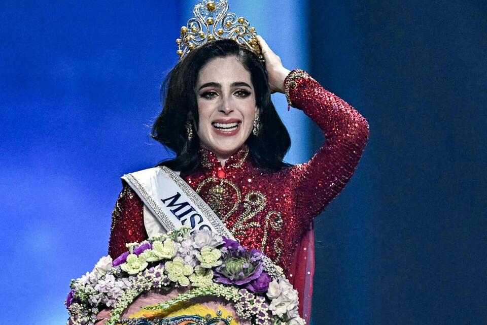 Miss Universe Collapses While on Parade Float During Festival - NewsBreak