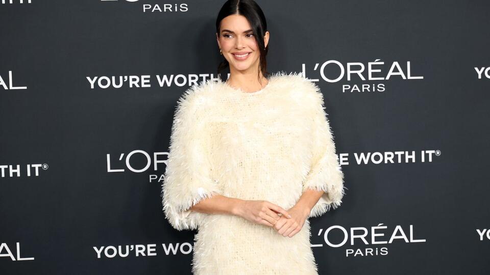 Kendall Jenner Rocks ‘Holiday Red’ Lip for L’Oreal Paris Video - NewsBreak