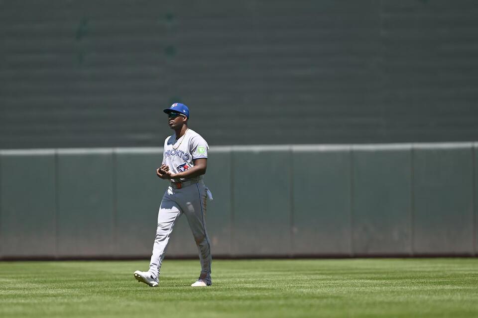 Blue Jays outfielder leaves game after being hit by ball thrown by fan ...