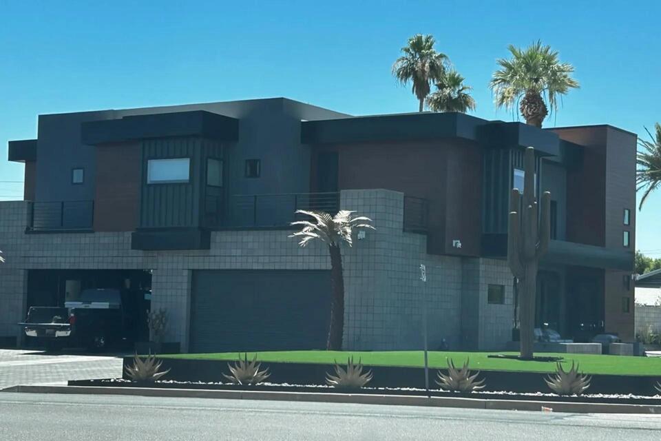 Passerby sparks debate after sharing photos of nearby home with ...