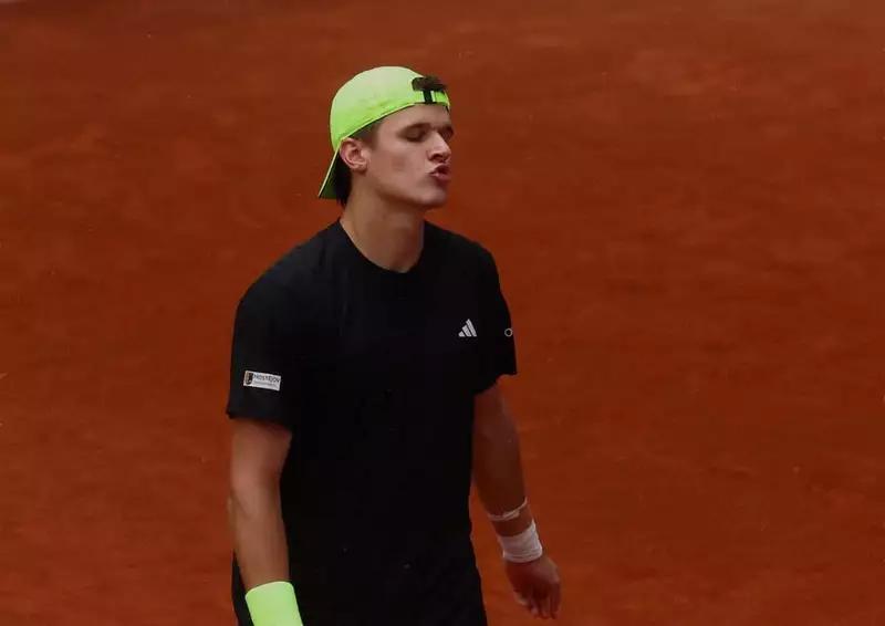French Open: ATP Pro Rushes to Help Jakub Mensik After On-Court ...