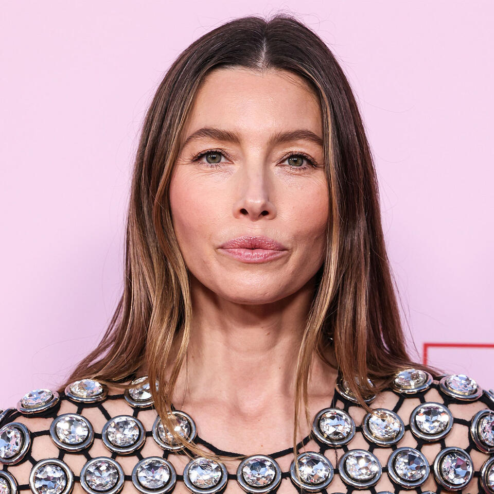 Jessica Biel Turns Heads In A Chic Black Blazer While Filming New Movie ...