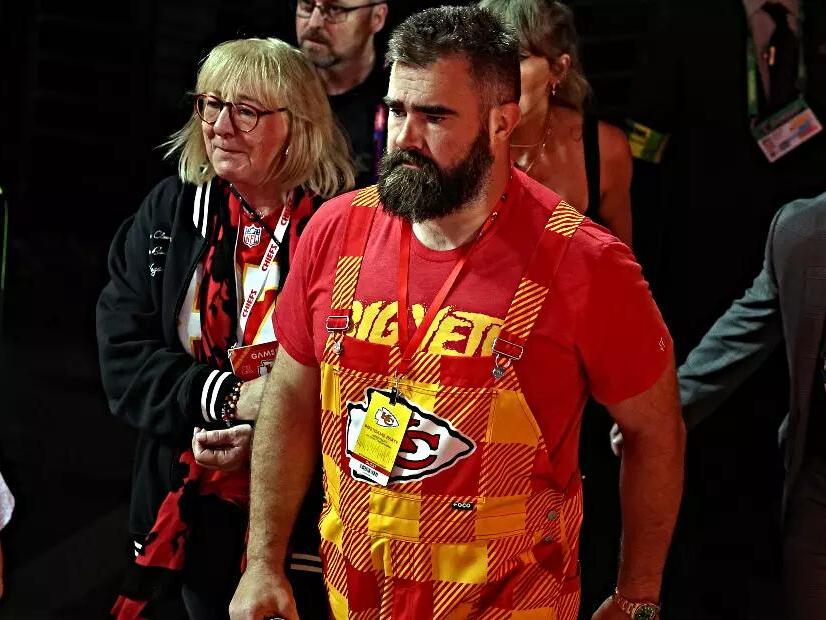 WATCH: Jason Kelce Wore Luchador Mask, Danced at Super Bowl Afterparty