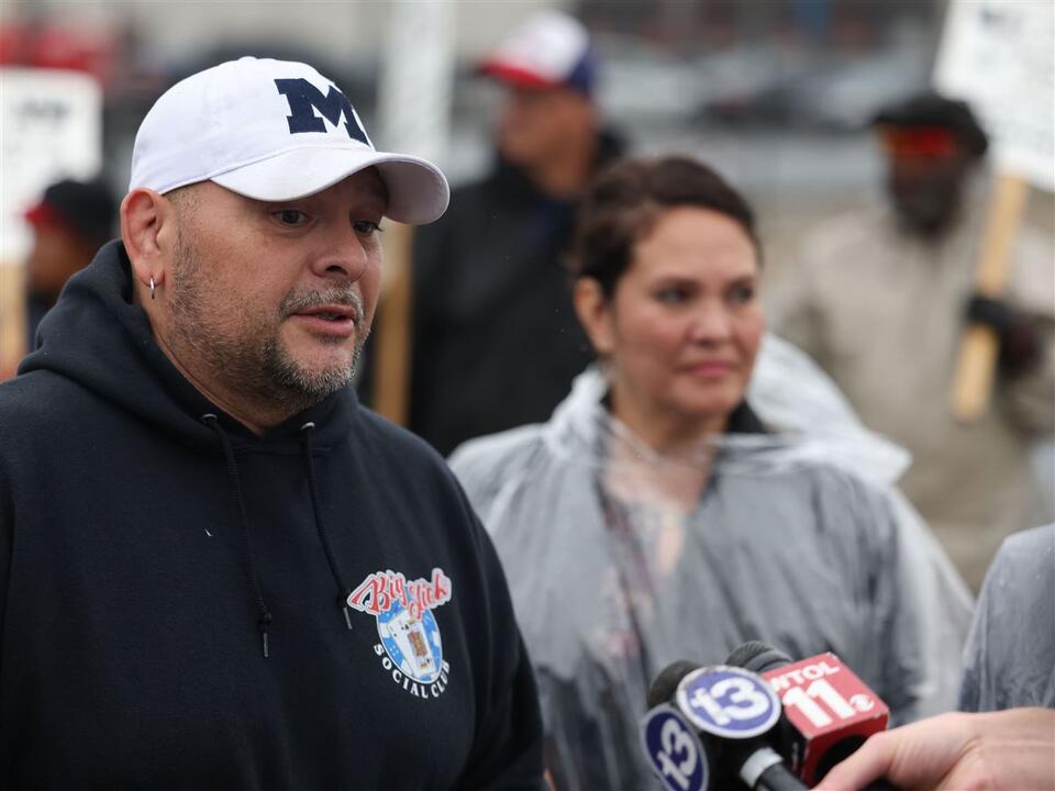 Libbey Glass employees mark 1 month on strike - NewsBreak