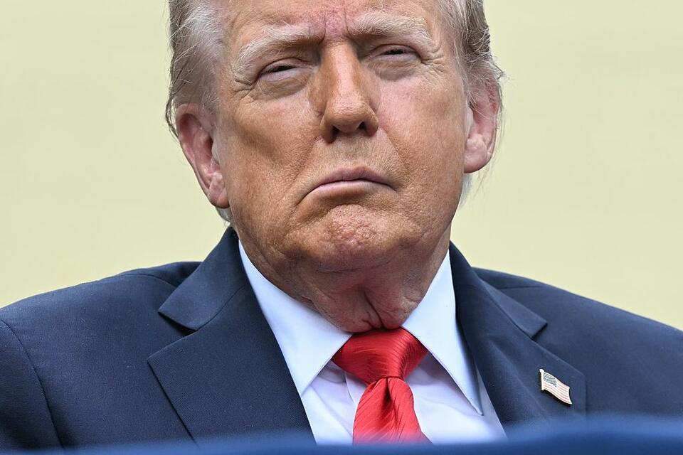 ‘Both Hands NOW?’ Trump’s Appearance Blows Up as His Right Hand ...