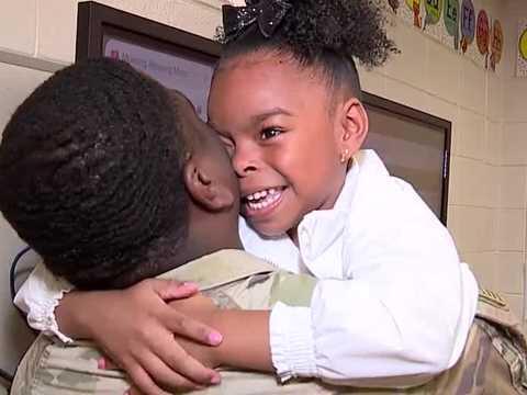 The emotional moment a soldier back from deployment surprised his 5 ...