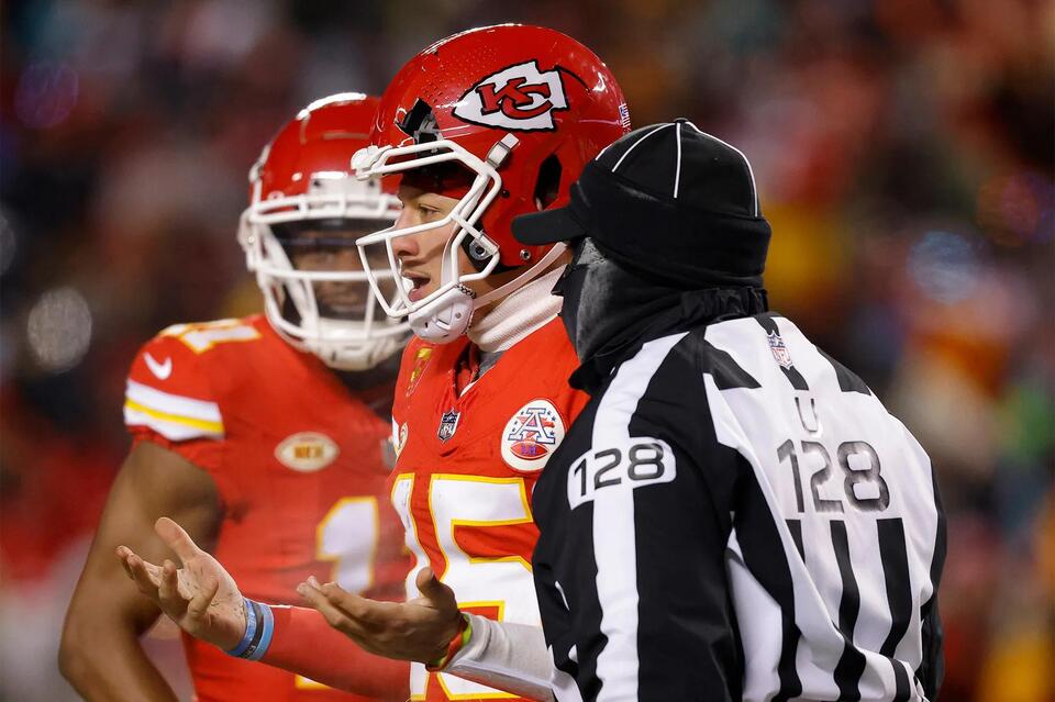Patrick Mahomes plays with cracked helmet in strange Chiefs scene ...