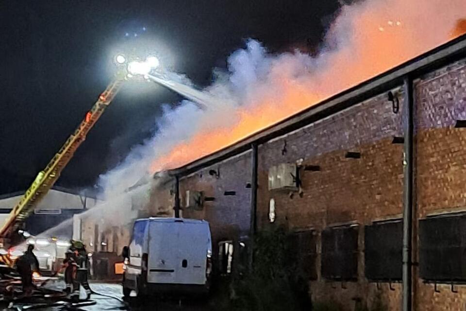 Huge London warehouse fire forces 70 residents to be evacuated as blaze ...