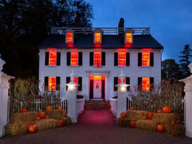 Salem's Ropes Mansion Transforms Into 'Hocus Pocus' Home For Halloween