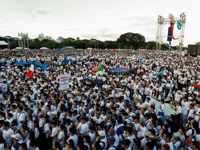 Hundreds of thousands rally in Manila against flood-control corruption ...